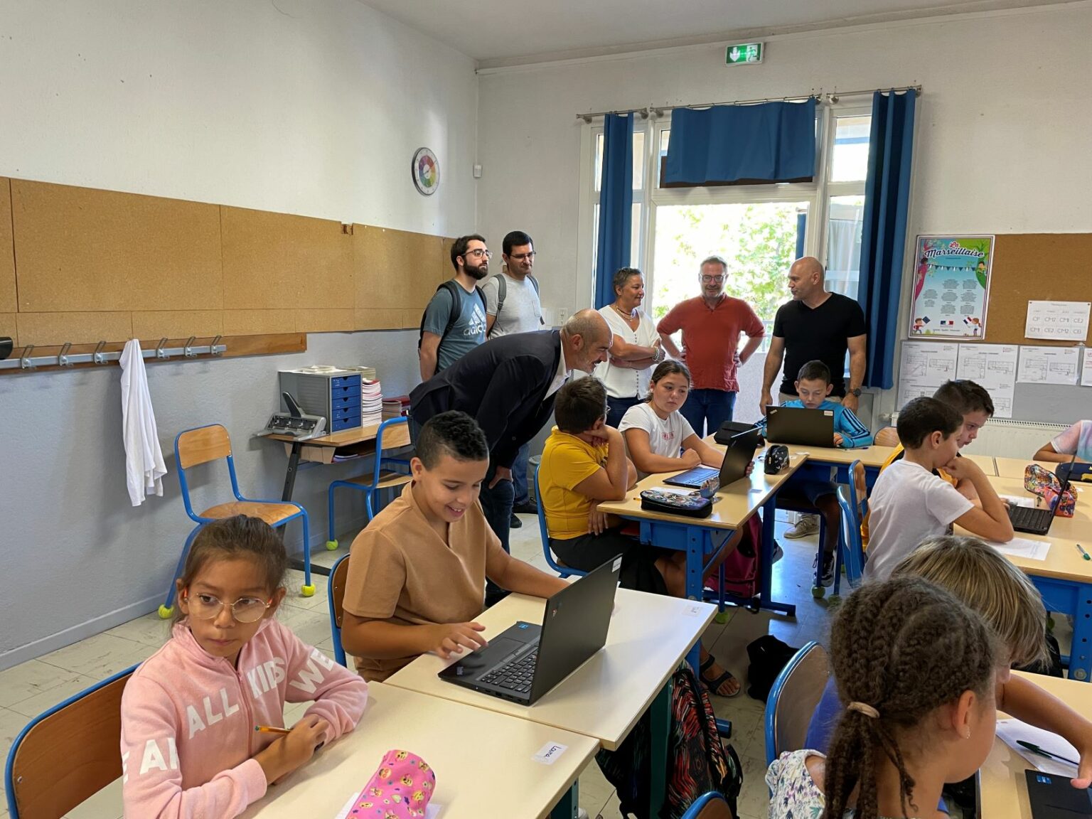 “L’ÉCOLE NUMÉRIQUE” – La Municipalité investit pour la jeunesse - Trets