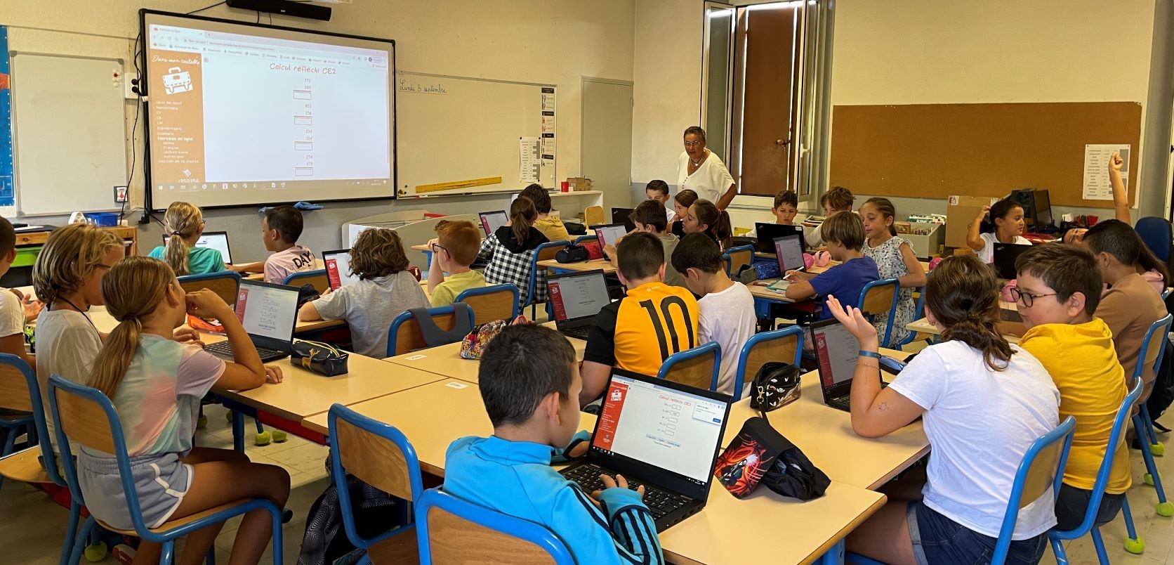 “L’ÉCOLE NUMÉRIQUE” – La Municipalité investit pour la jeunesse - Trets
